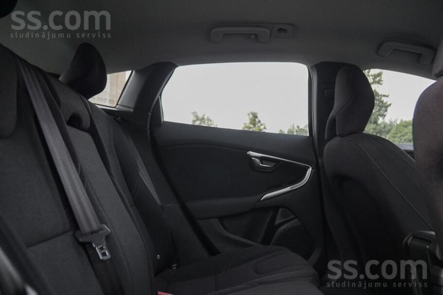 Black Volvo V40 2014 in Riga, with an engine capacity of 1.60 L and mileage of 236 thousand km for 8990 €, photo 17 on AUTOMOTO.COM.LV