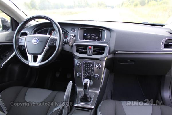 Melns Volvo V40 2014 Paide, ar dzinēja tilpumu 2.00 L un nobraukumu 219 tūkst. km par 7500 €, foto 10 vietnē AUTOMOTO.COM.LV