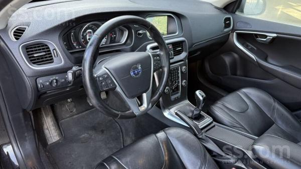 Black Volvo V40 2015 in Riga, with an engine capacity of 2.00 L and mileage of 329 thousand km for 5500 €, photo 11 on AUTOMOTO.COM.LV