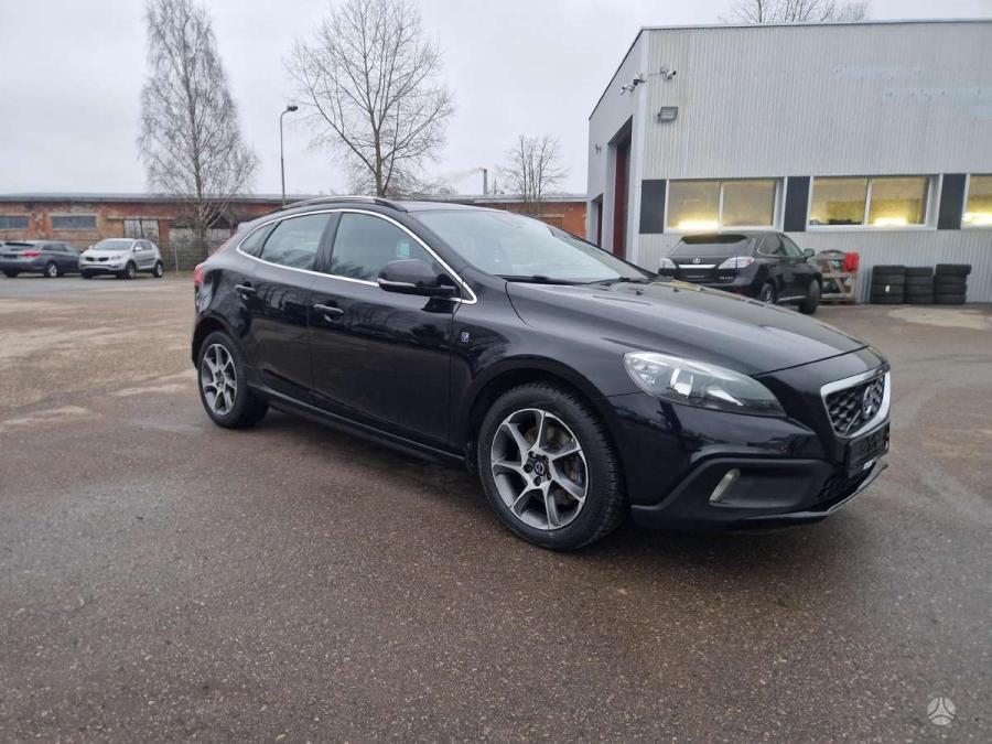 Black Volvo V40 2015 in Ukmerge, with an engine capacity of 1.98 L and mileage of 270 thousand km for 6950 €, photo 4 on AUTOMOTO.COM.LV