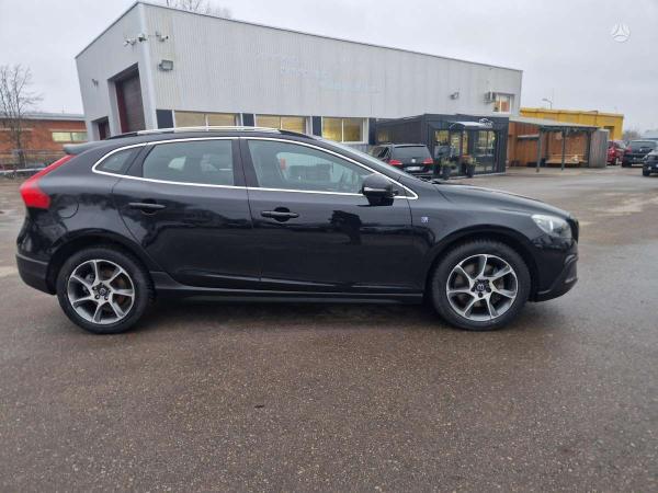 Melns Volvo V40 2015 Ukmergė, ar dzinēja tilpumu 1.98 L un nobraukumu 270 tūkst. km par 6950 €, foto 5 vietnē AUTOMOTO.COM.LV