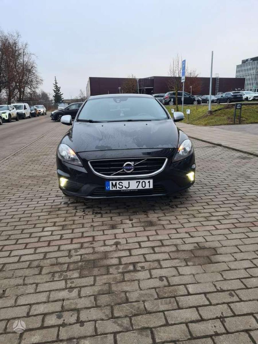 Black Volvo V40 2015 in Vilnius, with an engine capacity of 2.00 L and mileage of 285 thousand km for 5880 €, photo 1 on AUTOMOTO.COM.LV