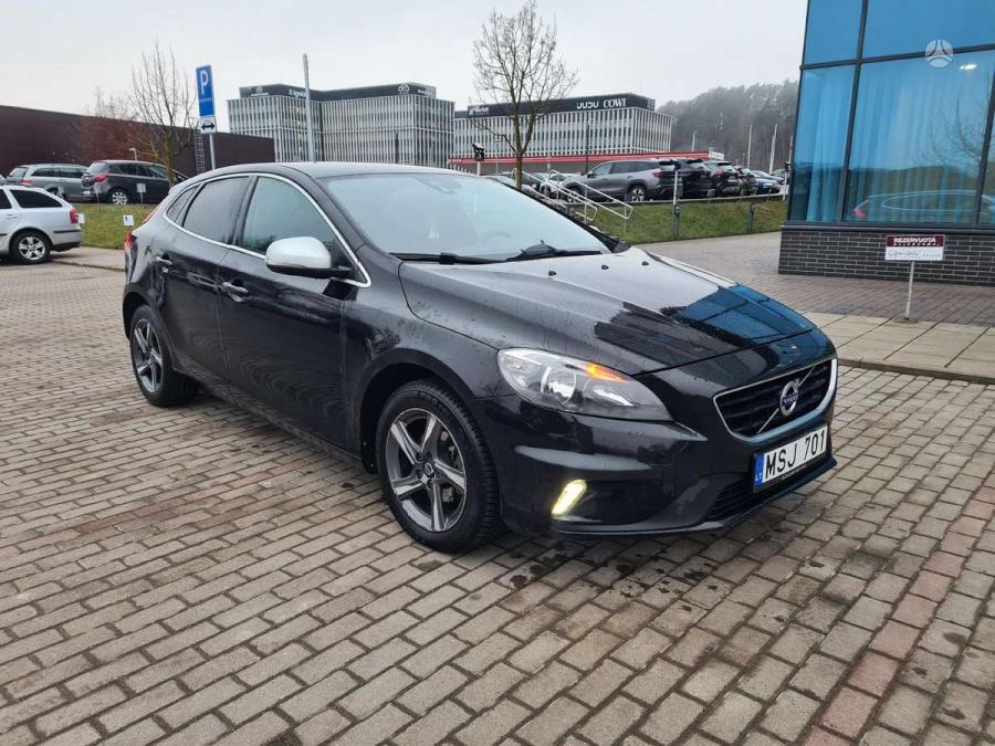 Black Volvo V40 2015 in Vilnius, with an engine capacity of 2.00 L and mileage of 285 thousand km for 5880 €, photo 2 on AUTOMOTO.COM.LV