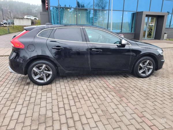 Melns Volvo V40 2015 Viļņa, ar dzinēja tilpumu 2.00 L un nobraukumu 285 tūkst. km par 5880 €, foto 3 vietnē AUTOMOTO.COM.LV