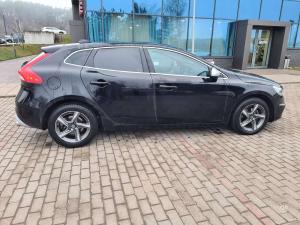 Black Volvo V40 2015 in Vilnius, with an engine capacity of 2.00 L and mileage of 285 thousand km for 5880 €, photo 3 on AUTOMOTO.COM.LV