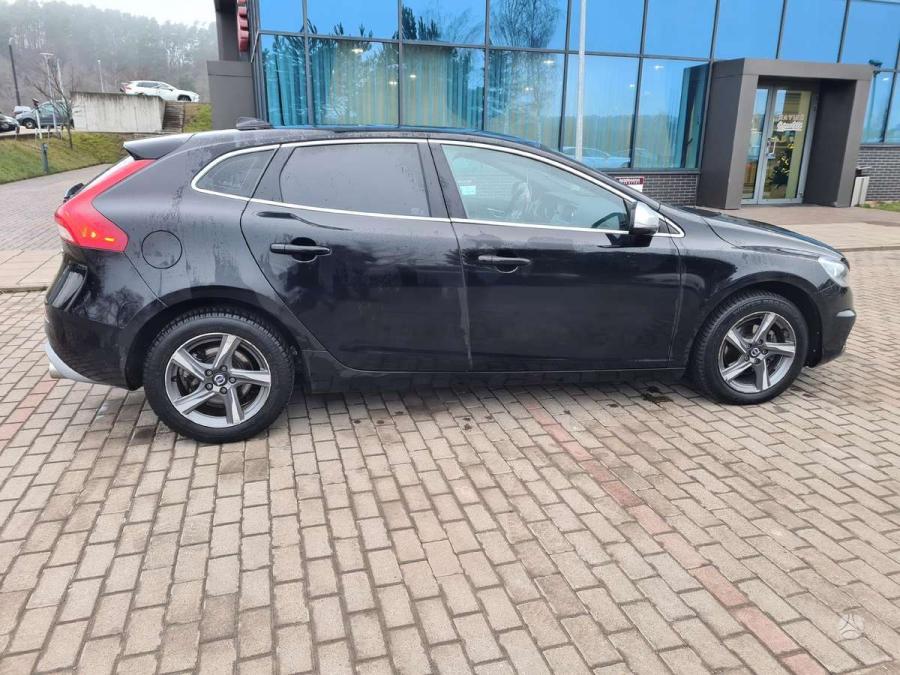 Black Volvo V40 2015 in Vilnius, with an engine capacity of 2.00 L and mileage of 285 thousand km for 5880 €, photo 3 on AUTOMOTO.COM.LV