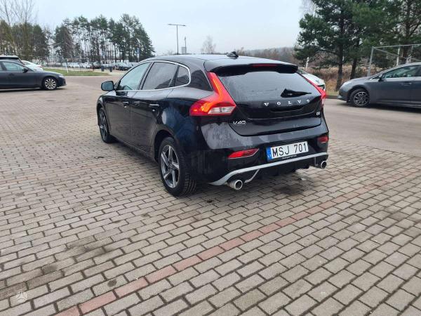 Melns Volvo V40 2015 Viļņa, ar dzinēja tilpumu 2.00 L un nobraukumu 285 tūkst. km par 5880 €, foto 5 vietnē AUTOMOTO.COM.LV