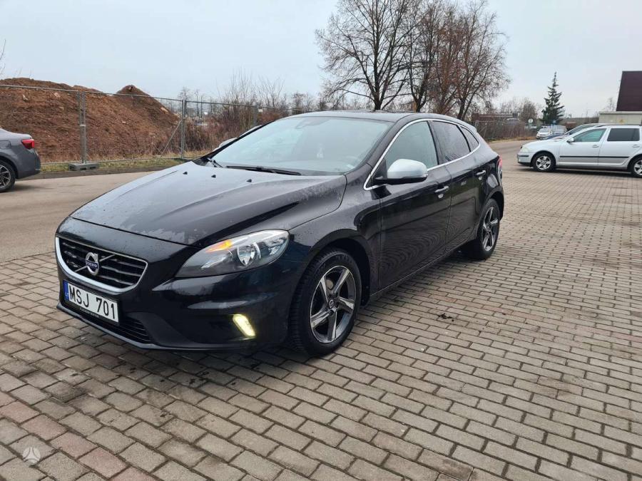 Black Volvo V40 2015 in Vilnius, with an engine capacity of 2.00 L and mileage of 285 thousand km for 5880 €, photo 6 on AUTOMOTO.COM.LV