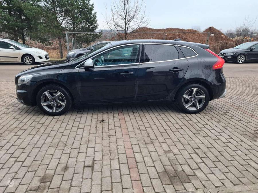 Black Volvo V40 2015 in Vilnius, with an engine capacity of 2.00 L and mileage of 285 thousand km for 5880 €, photo 8 on AUTOMOTO.COM.LV