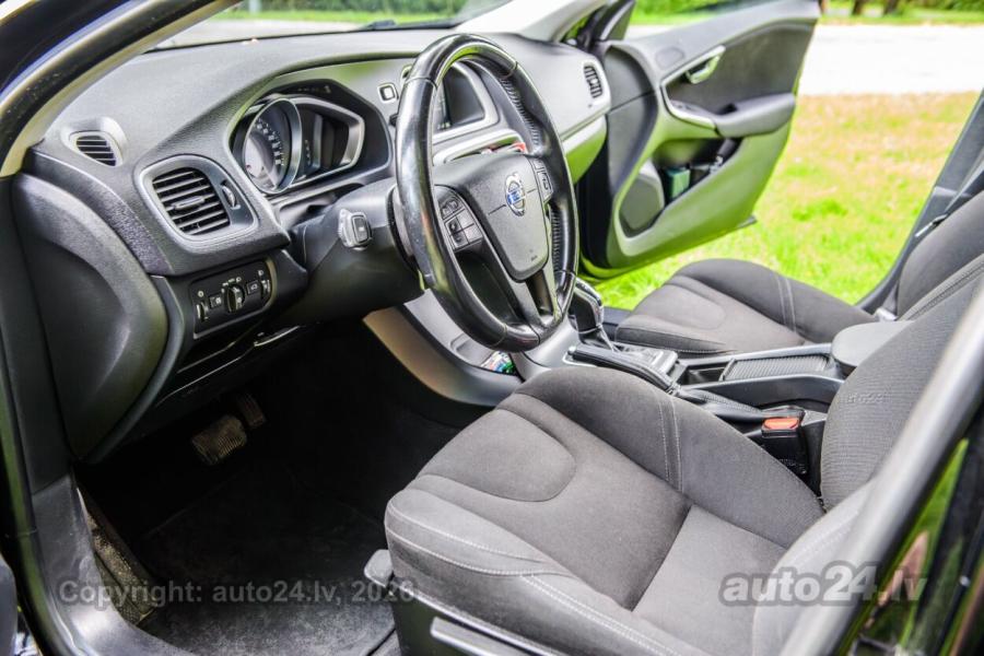 Melns Volvo V40 2015 Tallina, ar dzinēja tilpumu 2.00 L un nobraukumu 285 tūkst. km par 8900 €, foto 12 vietnē AUTOMOTO.COM.LV