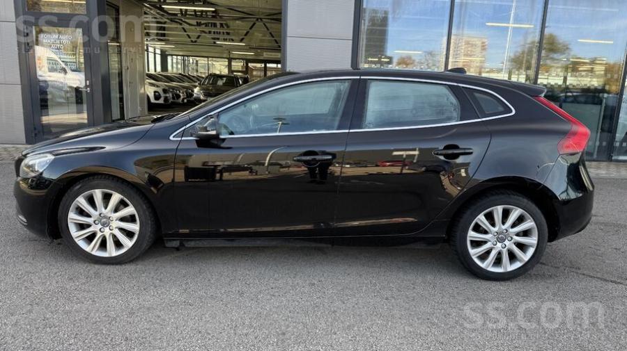 Melns Volvo V40 2015 Rīga, ar dzinēja tilpumu 2.00 L un nobraukumu 329 tūkst. km par 5500 €, foto 3 vietnē AUTOMOTO.COM.LV