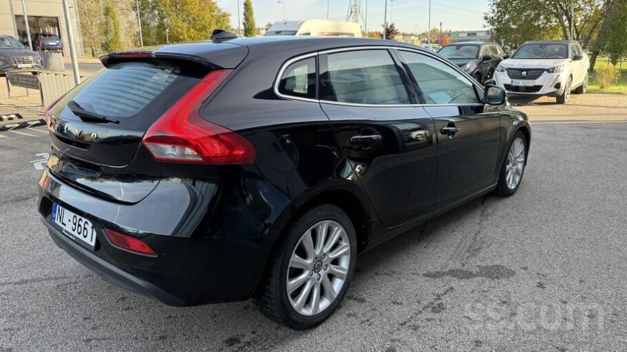 Melns Volvo V40 2015 Rīga, ar dzinēja tilpumu 2.00 L un nobraukumu 329 tūkst. km par 5500 €, foto 5 vietnē AUTOMOTO.COM.LV