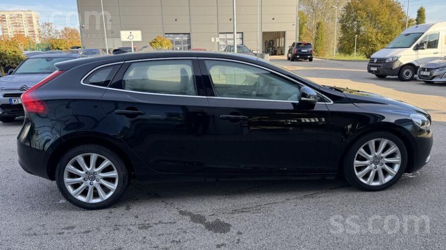 Melns Volvo V40 2015 Rīga, ar dzinēja tilpumu 2.00 L un nobraukumu 329 tūkst. km par 5500 €, foto 6 vietnē AUTOMOTO.COM.LV