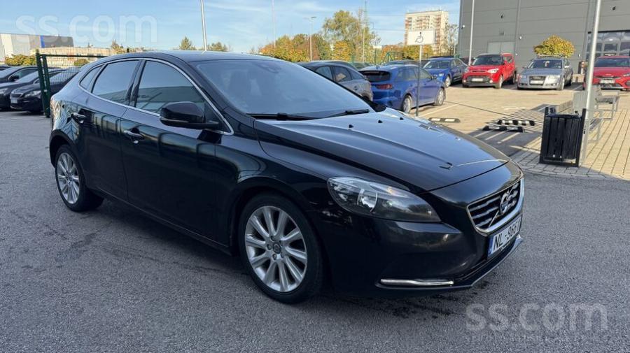 Melns Volvo V40 2015 Rīga, ar dzinēja tilpumu 2.00 L un nobraukumu 329 tūkst. km par 5500 €, foto 7 vietnē AUTOMOTO.COM.LV