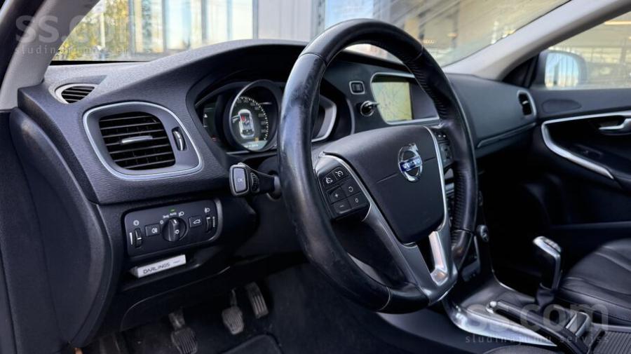 Melns Volvo V40 2015 Rīga, ar dzinēja tilpumu 2.00 L un nobraukumu 329 tūkst. km par 5500 €, foto 18 vietnē AUTOMOTO.COM.LV
