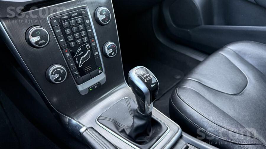 Melns Volvo V40 2015 Rīga, ar dzinēja tilpumu 2.00 L un nobraukumu 329 tūkst. km par 5500 €, foto 23 vietnē AUTOMOTO.COM.LV