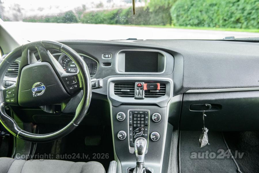 Melns Volvo V40 2015 Tallina, ar dzinēja tilpumu 2.00 L un nobraukumu 0 tūkst. km par 7900 €, foto 8 vietnē AUTOMOTO.COM.LV