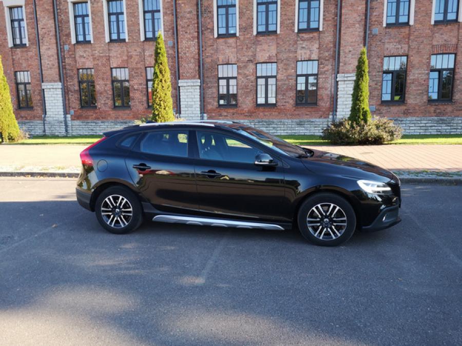 Melns Volvo V40 2016 Tallina, ar dzinēja tilpumu 2.00 L un nobraukumu 229 tūkst. km par 10000 €, foto 4 vietnē AUTOMOTO.COM.LV