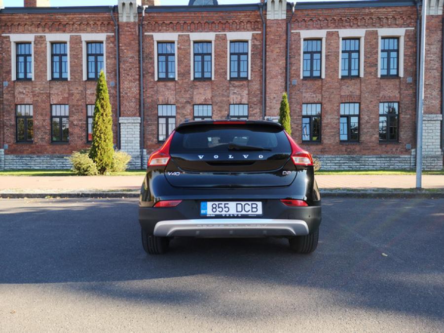 Melns Volvo V40 2016 Tallina, ar dzinēja tilpumu 2.00 L un nobraukumu 229 tūkst. km par 10000 €, foto 6 vietnē AUTOMOTO.COM.LV