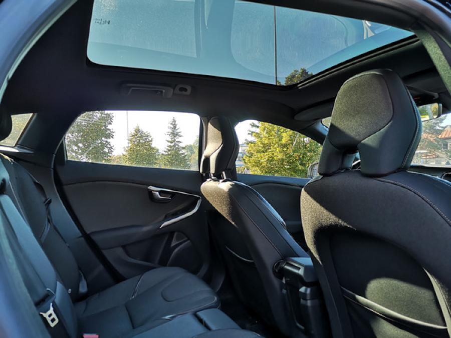 Melns Volvo V40 2016 Tallina, ar dzinēja tilpumu 2.00 L un nobraukumu 229 tūkst. km par 10000 €, foto 9 vietnē AUTOMOTO.COM.LV