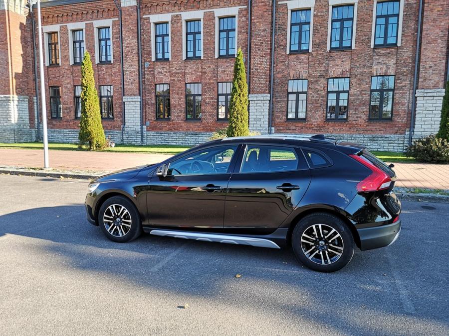 Melns Volvo V40 2016 Tallina, ar dzinēja tilpumu 2.00 L un nobraukumu 229 tūkst. km par 10000 €, foto 14 vietnē AUTOMOTO.COM.LV