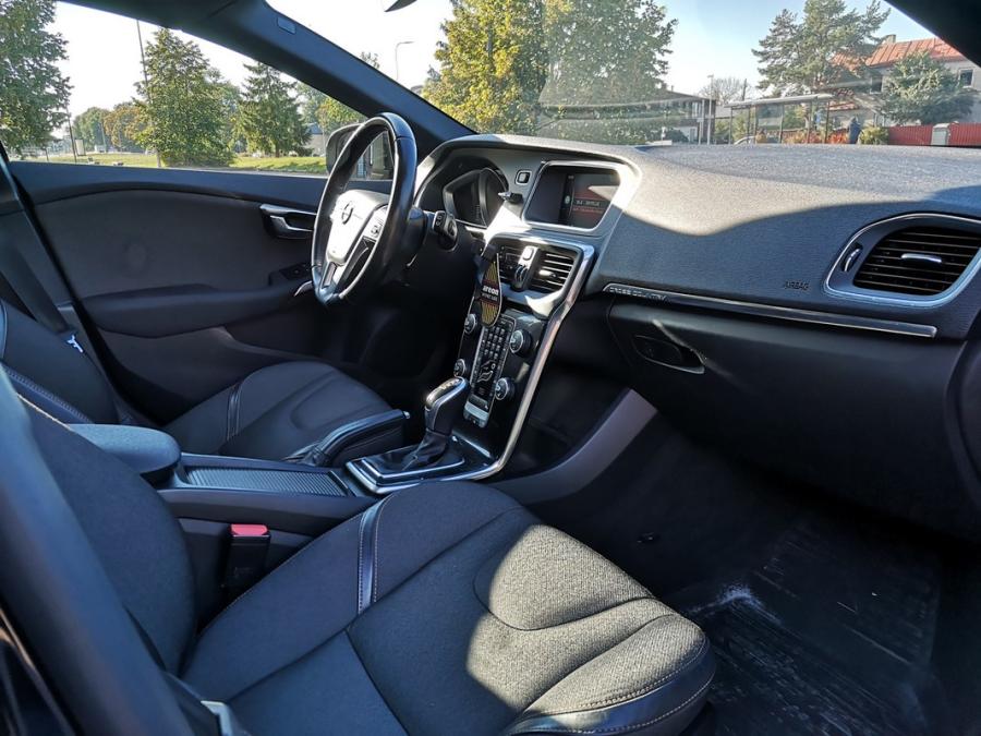 Melns Volvo V40 2016 Tallina, ar dzinēja tilpumu 2.00 L un nobraukumu 229 tūkst. km par 10000 €, foto 16 vietnē AUTOMOTO.COM.LV