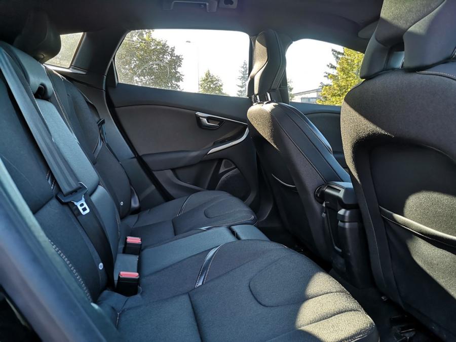 Melns Volvo V40 2016 Tallina, ar dzinēja tilpumu 2.00 L un nobraukumu 229 tūkst. km par 10000 €, foto 17 vietnē AUTOMOTO.COM.LV