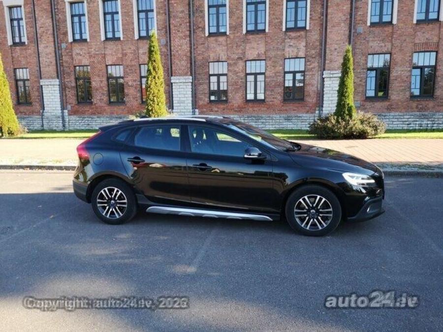Black Volvo V40 2016 in Tallinn, with an engine capacity of 2.00 L and mileage of 230 thousand km for 9900 €, photo 4 on AUTOMOTO.COM.LV