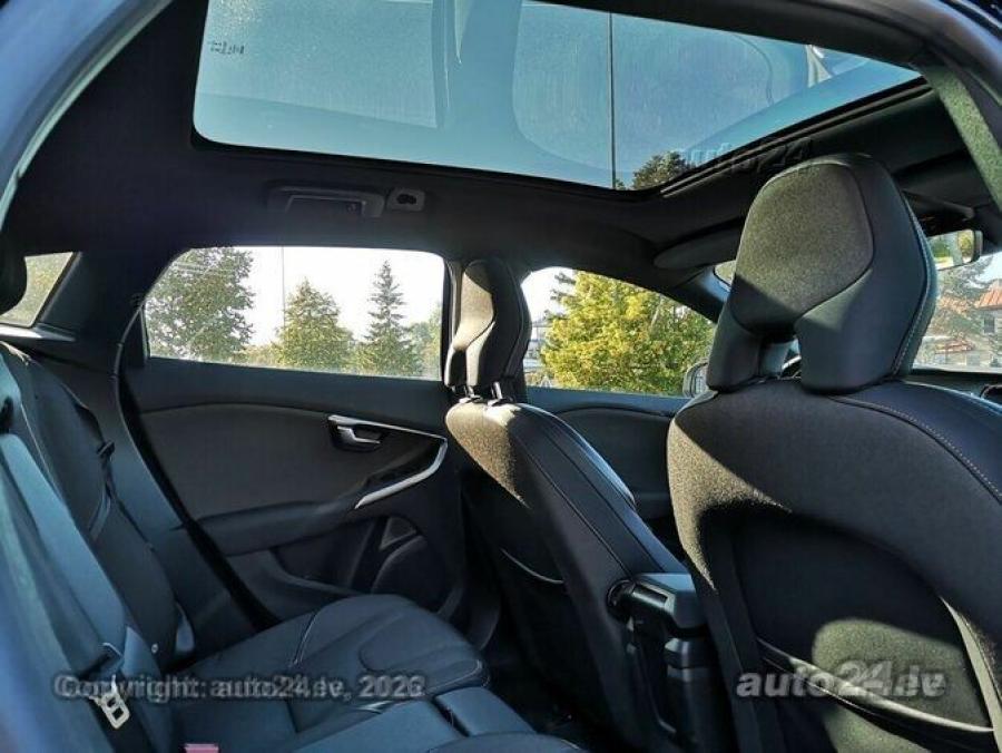 Black Volvo V40 2016 in Tallinn, with an engine capacity of 2.00 L and mileage of 230 thousand km for 9900 €, photo 9 on AUTOMOTO.COM.LV