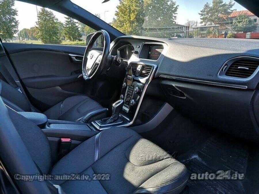 Black Volvo V40 2016 in Tallinn, with an engine capacity of 2.00 L and mileage of 230 thousand km for 9900 €, photo 10 on AUTOMOTO.COM.LV