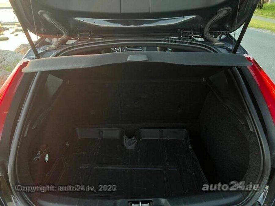 Black Volvo V40 2016 in Tallinn, with an engine capacity of 2.00 L and mileage of 230 thousand km for 9900 €, photo 11 on AUTOMOTO.COM.LV