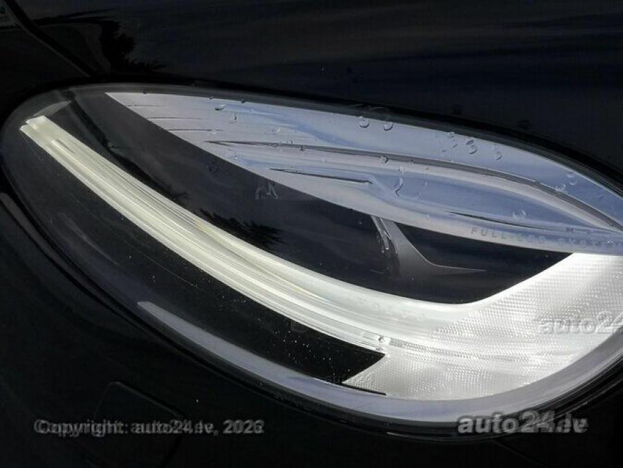 Black Volvo V40 2016 in Tallinn, with an engine capacity of 2.00 L and mileage of 230 thousand km for 9900 €, photo 12 on AUTOMOTO.COM.LV