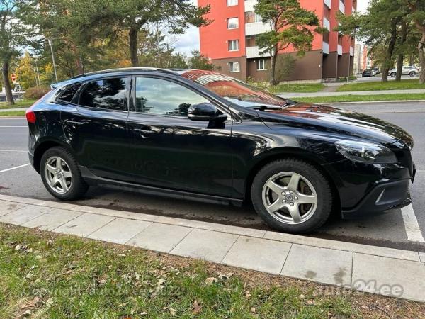 Black Volvo V40 2017 in Tallinn, with an engine capacity of 2.00 L and mileage of 121 thousand km for 14200 €, photo 4 on AUTOMOTO.COM.LV