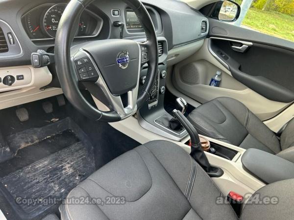 Black Volvo V40 2017 in Tallinn, with an engine capacity of 2.00 L and mileage of 121 thousand km for 14200 €, photo 5 on AUTOMOTO.COM.LV