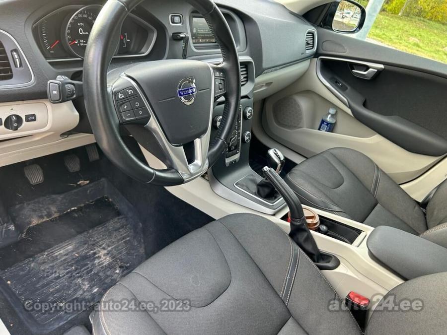 Black Volvo V40 2017 in Tallinn, with an engine capacity of 2.00 L and mileage of 121 thousand km for 14200 €, photo 5 on AUTOMOTO.COM.LV