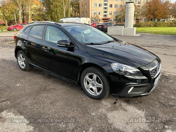 Black Volvo V40 2017 in Tallinn, with an engine capacity of 2.00 L and mileage of 121 thousand km for 14200 €, photo 6 on AUTOMOTO.COM.LV
