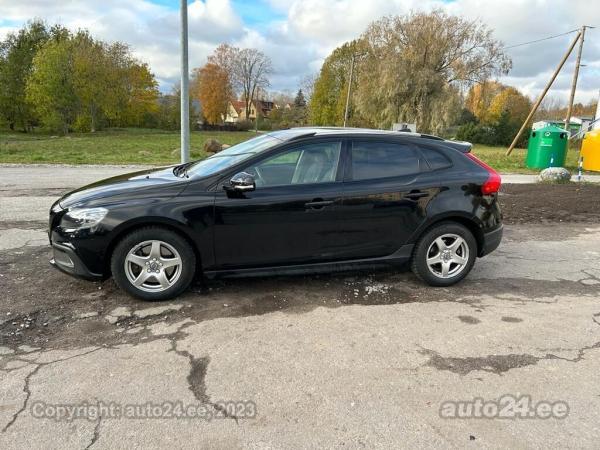 Black Volvo V40 2017 in Tallinn, with an engine capacity of 2.00 L and mileage of 121 thousand km for 14200 €, photo 2 on AUTOMOTO.COM.LV