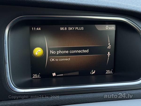 Black Volvo V40 2017 in Parnu, with an engine capacity of 2.00 L and mileage of 185 thousand km for 10900 €, photo 11 on AUTOMOTO.COM.LV