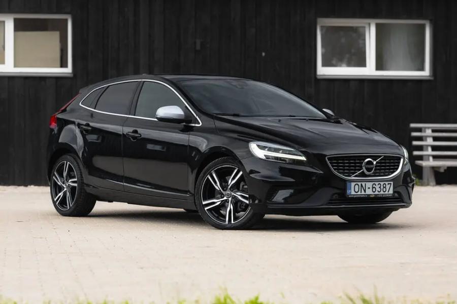 Melns Volvo V40 2018 Jelgava, ar dzinēja tilpumu 2.00 L un nobraukumu 174 tūkst. km par 15900 €, foto 3 vietnē AUTOMOTO.COM.LV