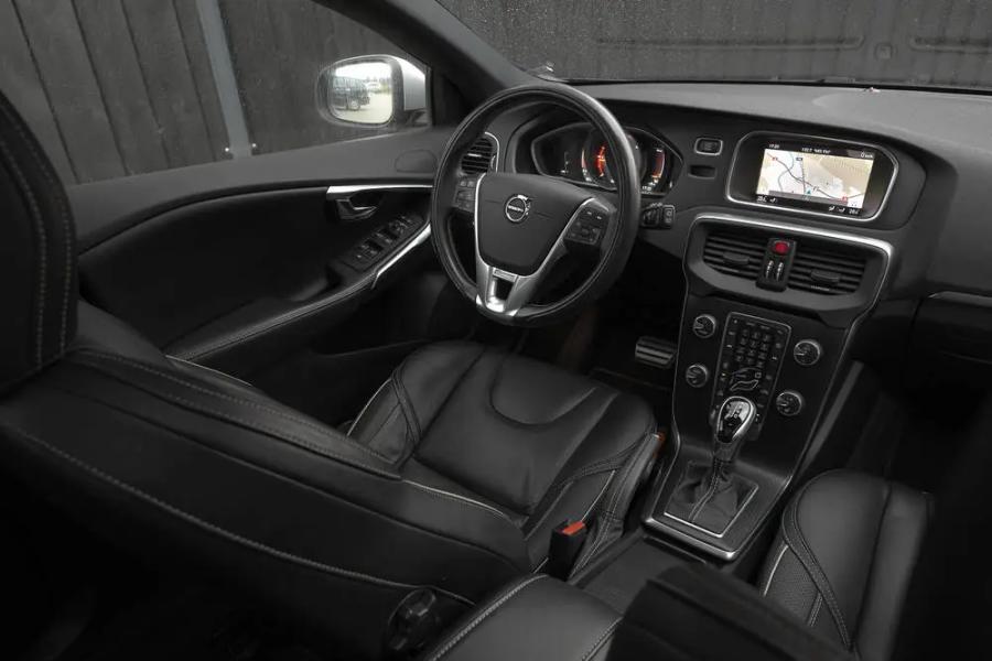 Melns Volvo V40 2018 Jelgava, ar dzinēja tilpumu 2.00 L un nobraukumu 174 tūkst. km par 15900 €, foto 8 vietnē AUTOMOTO.COM.LV