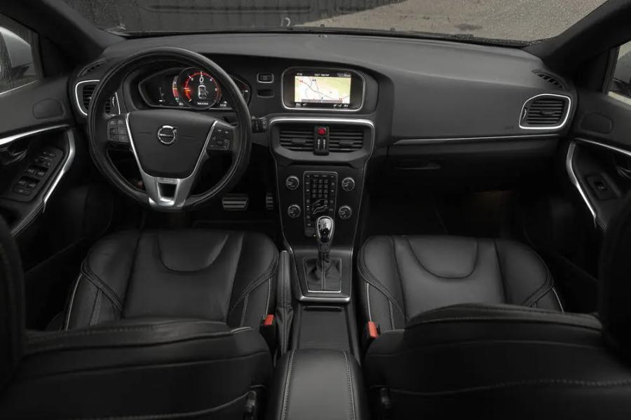 Melns Volvo V40 2018 Jelgava, ar dzinēja tilpumu 2.00 L un nobraukumu 174 tūkst. km par 15900 €, foto 9 vietnē AUTOMOTO.COM.LV