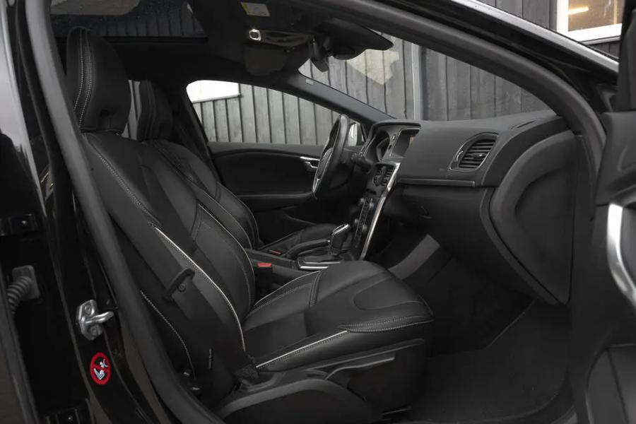 Melns Volvo V40 2018 Jelgava, ar dzinēja tilpumu 2.00 L un nobraukumu 174 tūkst. km par 15900 €, foto 10 vietnē AUTOMOTO.COM.LV