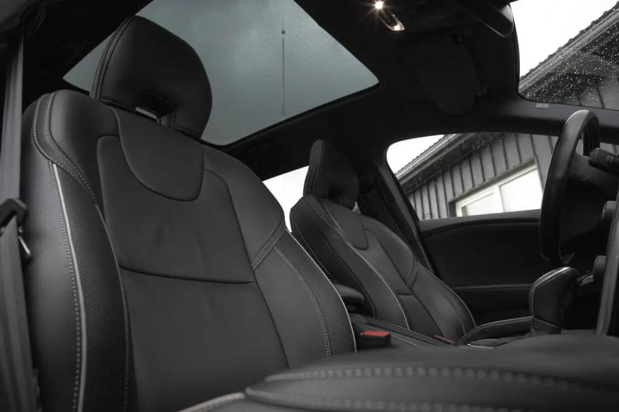 Melns Volvo V40 2018 Jelgava, ar dzinēja tilpumu 2.00 L un nobraukumu 174 tūkst. km par 15900 €, foto 12 vietnē AUTOMOTO.COM.LV
