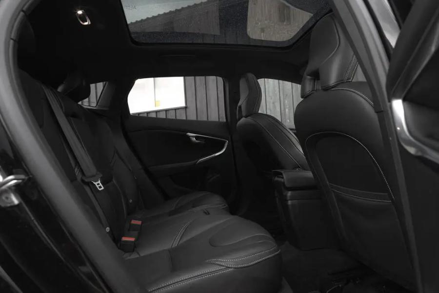 Melns Volvo V40 2018 Jelgava, ar dzinēja tilpumu 2.00 L un nobraukumu 174 tūkst. km par 15900 €, foto 13 vietnē AUTOMOTO.COM.LV