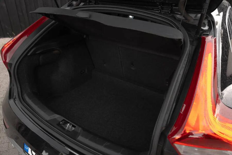 Melns Volvo V40 2018 Jelgava, ar dzinēja tilpumu 2.00 L un nobraukumu 174 tūkst. km par 15900 €, foto 14 vietnē AUTOMOTO.COM.LV