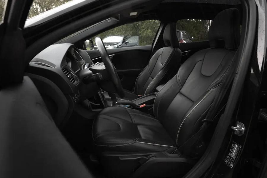 Melns Volvo V40 2018 Jelgava, ar dzinēja tilpumu 2.00 L un nobraukumu 174 tūkst. km par 15900 €, foto 16 vietnē AUTOMOTO.COM.LV