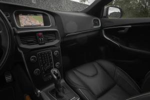 Melns Volvo V40 2018 Jelgava, ar dzinēja tilpumu 2.00 L un nobraukumu 174 tūkst. km par 15900 €, foto 17 vietnē AUTOMOTO.COM.LV