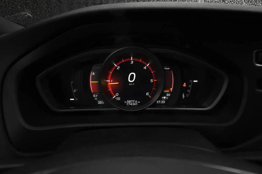 Melns Volvo V40 2018 Jelgava, ar dzinēja tilpumu 2.00 L un nobraukumu 174 tūkst. km par 15900 €, foto 18 vietnē AUTOMOTO.COM.LV