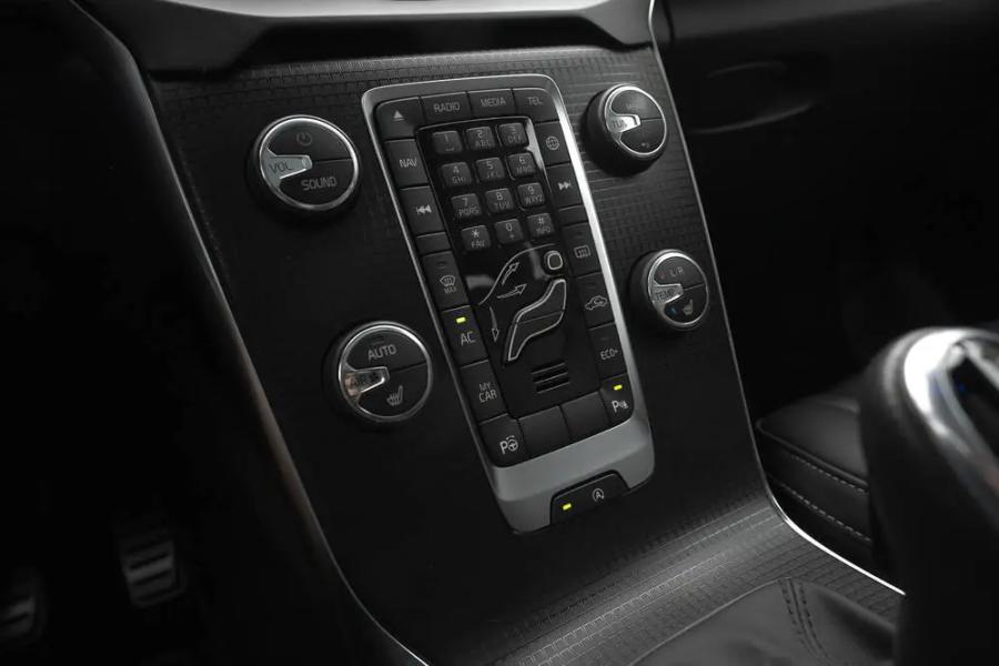 Melns Volvo V40 2018 Jelgava, ar dzinēja tilpumu 2.00 L un nobraukumu 174 tūkst. km par 15900 €, foto 21 vietnē AUTOMOTO.COM.LV
