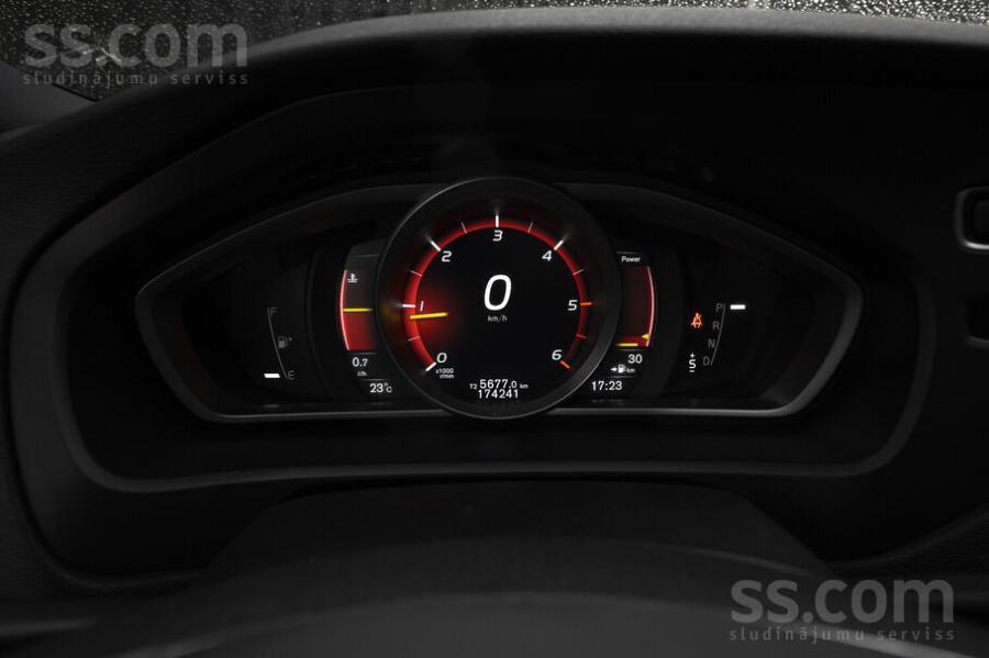 Черный Вольво В40 2018 в Елгава, объемом двигателя 2.00 л и пробегом 174 тыс. км за 15900 €, фото 18 на AUTOMOTO.COM.LV